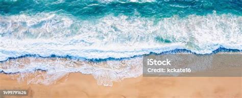 텍스트에 대한 복사 공간이있는 청록색 물이있는 아름다운 바다 풍경 해변의 무인 항공기에서 항공 이미지를 볼 수 있습니다 청록색 물 공중 Uav 무인 항공기 샷과 아름다운