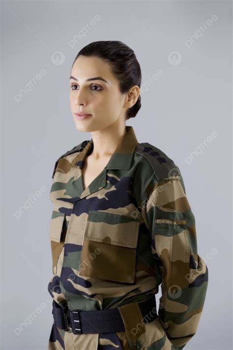 컬러 배경에 서있는 젊은 여성 군인 사진 및 무료 다운로드를위한 그림 Pngtree