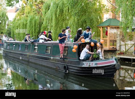 Schmales Boot Auf Dem Kanal Im Sommer Fotos Und Bildmaterial In Hoher