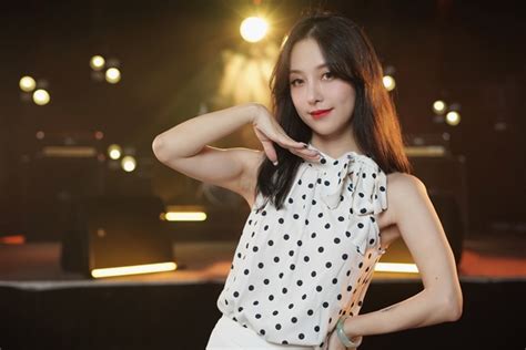 美女翻唱水木年华《一生有你》，承载着青春回忆的歌，太经典了