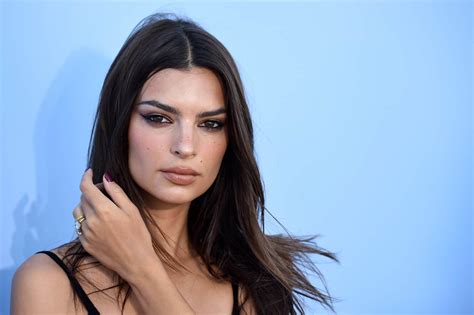 Emily Ratajkowski Elle Dévoile Ses Fesses En Mode Champêtre Et Fait L