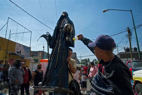 Los fieles de la Santa Muerte ahora le rezan por protección contra la COVID Infobae
