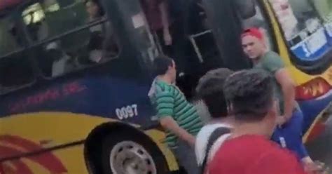 La Nación Chofer de la línea 49 se tomó a los golpes con un pasajero