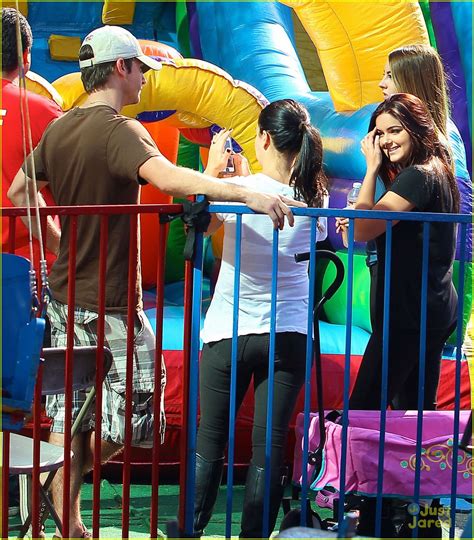 Ariel Winter Farmers Market With Bff Jessie Photo 613853 Photo