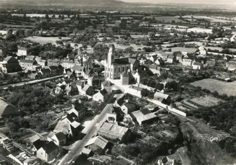 CARTE JUBLAINS VUE aérienne L église et le Centre Chaîne des Coëvrons