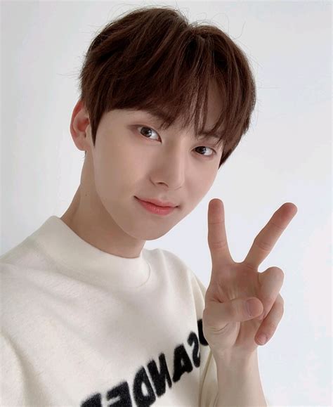 Hwang Min Hyun Community Post 왕자 보고 싶다 💭 그냥 일상 보내는데 생각이 나길래 월요일은 참