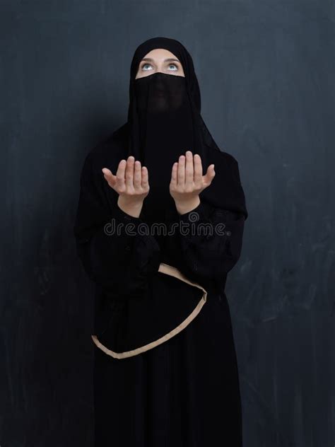Frau Im Niqab Stockbild Bild Von Leute Fashion Portrait 119730219