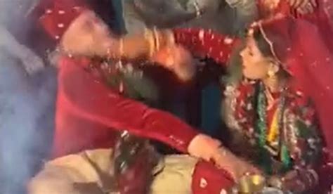 รวมรูปภาพของ วิวาห์วายป่วง บ่าวสาวตบกันฝุ่นตลบ ช็อตฟีลซีนป้อนข้าวหวานๆ แขกนับร้อยอึ้งห้ามไม่อยู่