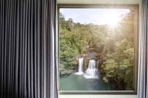 거실은 커튼과 자연 전망을 감상할 수 있는 대형 개방형 창문으로 꾸며져 있습니다 산과 숲의 폭포 자연과 휴식 컨셉 경관에 대한 스톡 사진 및 기타 이미지 Istock