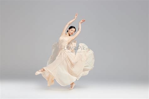 긴 스커트를 던지는 여성 댄서 사진 무료 다운로드 Lovepik
