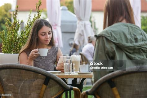 길거리 카페에서 커피를 마시는 두 젊은 여성 캐주얼 라이프 스타일 컨셉 2명에 대한 스톡 사진 및 기타 이미지 2명 보도 노천카페 앉음 Istock