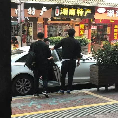 張藝興吃飯被偶遇 開豪車吃臭豆腐 每日頭條