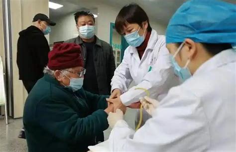 体内有癌，肚子先知？提醒：腹部出现4个特征，或是肿瘤侵袭了