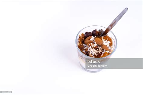 치아 푸딩 요구르트 잼 과일 쿠키 아몬드로 만든 비건 사막 무스 후식에 대한 스톡 사진 및 기타 이미지 무스 후식 블루베리