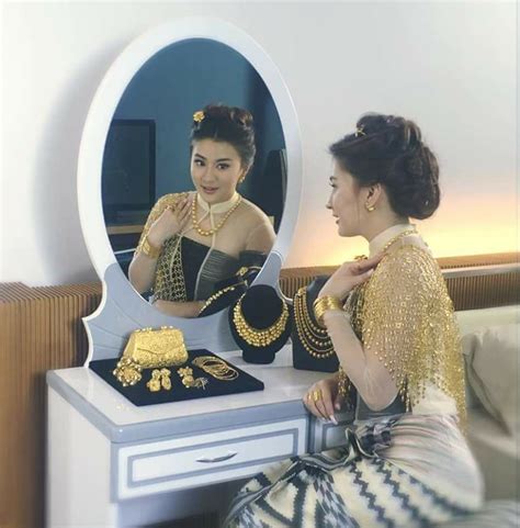 ေရႊအဆင္းလွ ျမန္မာခ်ည္ထည္ ကြန္ပ်ဴထိုးပိုးထည္ လက္လီလက္ကားဆိုင္ Yangon