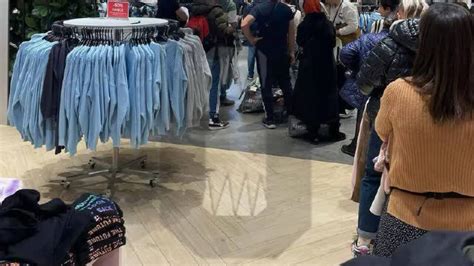 В магазины H&M в Москве выстроились очереди - Мослента