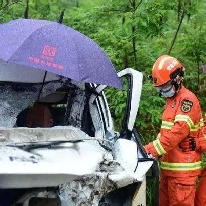车祸现场男子受伤被困驾驶室无法动弹郴州消防员这个举动太暖心 救援 进行 人员