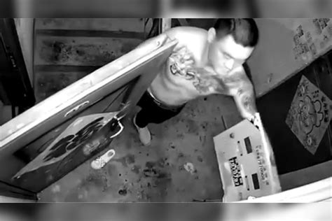 母女被雨衣男强拖进屋，开锁公司电话露出，店主手机被打爆雨衣电话公司