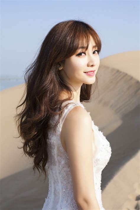 Chinese beautiful model Liu Yan 柳岩 with Sexy White Dress on Desert Photo