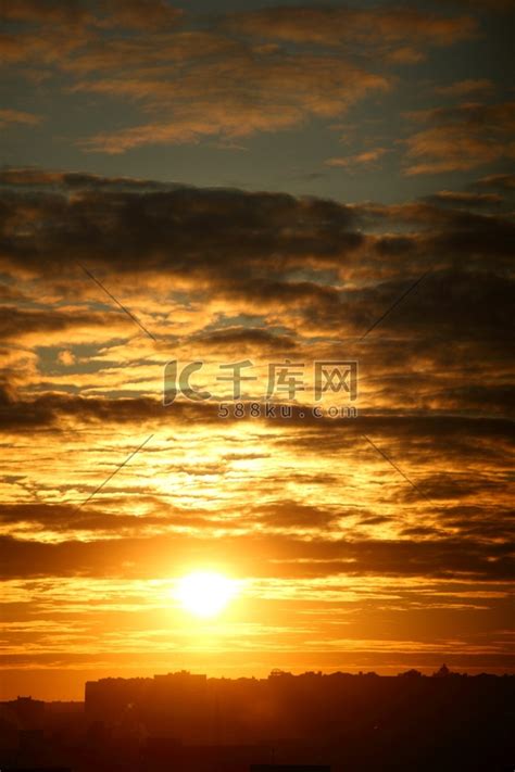 城市日出近黄澄澄的天空霞光天空高清摄影大图 千库网