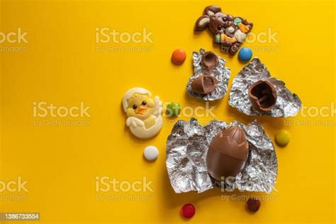 초콜릿 부활절 달걀과 노란색 배경에 화려한 사탕에서 부활절 배경 상단 보기 및 복사 공간입니다 0명에 대한 스톡 사진 및 기타 이미지 Istock