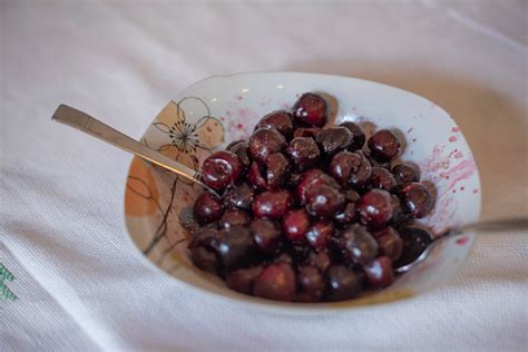 Clafoutis 체리와 함께입니다 빨간색과 잘 익은 체리입니다 준비와 클로즈업입니다 과일에 대한 스톡 사진 및 기타 이미지