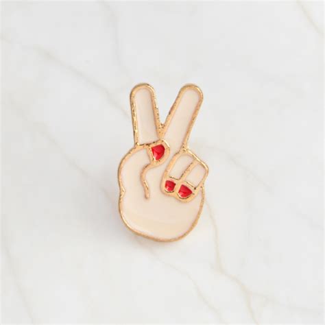 Значок Победа Emoji Буква V Брошь Пин купить - Fandbox