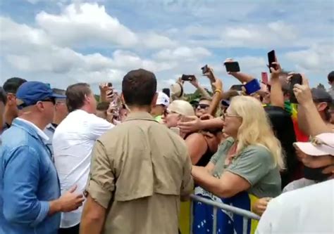 Bolsonaro tira fotos apoiadores e promove aglomeração em chegada a SC assista Jovem Pan