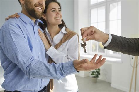Feliz Pareja Joven Compra Nueva Casa O Departamento Y Toma La Llave De