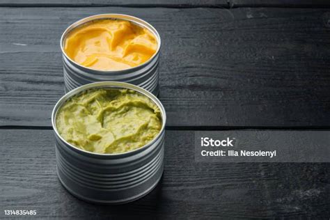 텍스트 복사 공간이있는 검은 나무 배경에 통조림 과카몰리와 치즈 딥 0명에 대한 스톡 사진 및 기타 이미지 0명 건강한