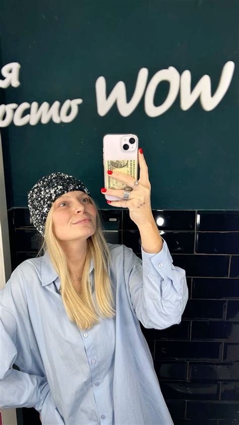 селфи блестящая шапка девушка эстетика голубая рубашка зеркало