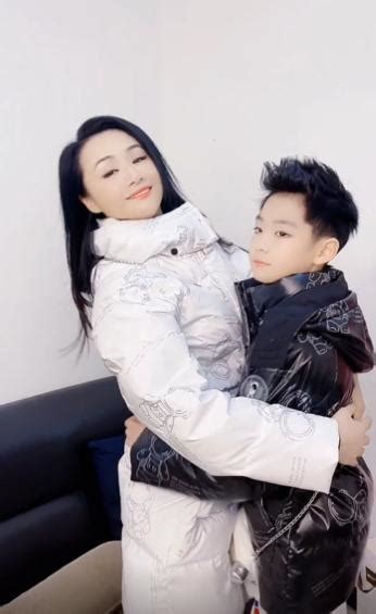 曹穎10歲兒子顏值太高，大眼睛比女生還漂亮，長相酷似媽媽 每日頭條