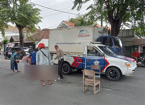 Jatuh Dari Boncengan Suami Istri Di Pasuruan Tewas Tertabrak Truk