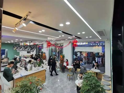 藏在县城的万亿生意，第一个月就卖爆了 诸事要记 日拱一卒