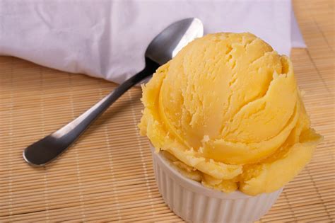 흰 냄비에 담긴 노란 아이스크림 세계 각국에서 즐기는 맛있는 전통 옐로우 젤라토 이미지 하단의 숟가락과 흰색 천 0명에 대한 스톡 사진 및 기타 이미지 Istock