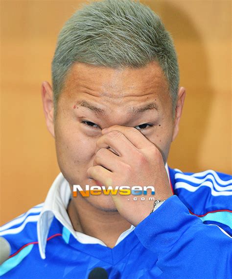 포토엔 정대세 카메라 후레쉬 빛 때문에 눈이 부셔요