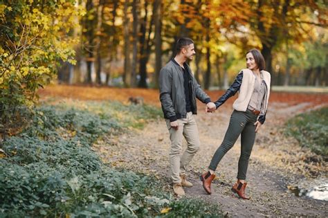 Pareja En El Parque Foto Gratis
