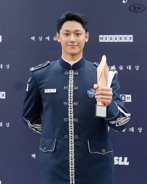 이도현 Staff Photo 비하인드컷 백상예술대상에서 Tv부문과 영화부문 모두 신인상을 받은 배우 이도현 를 통해 천만배우 등극과 함께 신인상까지 받게