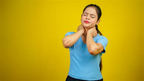 젊은 여성 목과 어깨 통증과 부상 건강 관리 및 의료 개념 고립된 노란색 배경 건강관리와 의술에 대한 스톡 사진 및 기타 이미지 건강관리와 의술 근육 노랑 Istock
