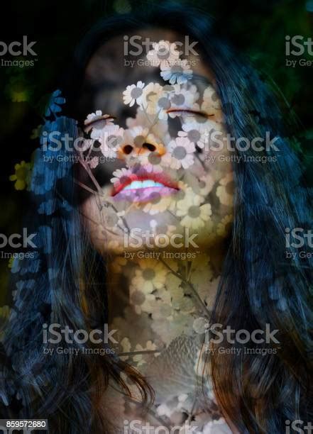 바로 검은 머리카락과 섬세 한 흰 꽃 N N 젊은 자연의 아름다움의 이중 노출 꽃 식물에 대한 스톡 사진 및 기타 이미지 꽃