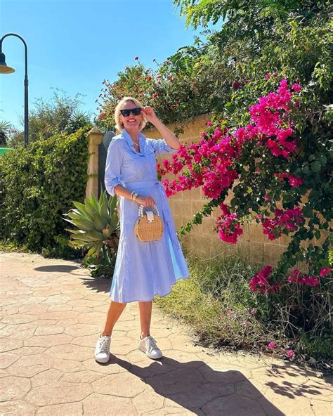 25 Modern And Comfortable Casual Work Outfits For Women Over 50