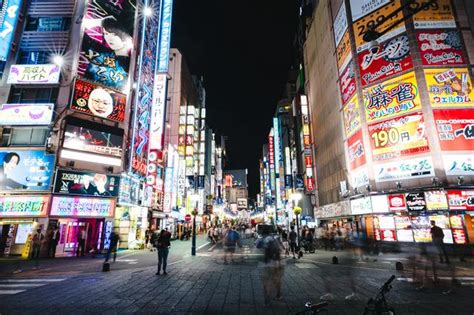 人であふれる新宿歌舞伎町TOHOシネマズ前のセントラルロード夜間の無料の写真素材 ID 88068フリー素材 ぱくたそ