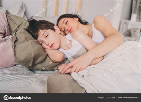 寝る母と子の息子のベッドで一緒に寝て 朝に目を覚ますか — ストック写真 © Mashiki 230702634