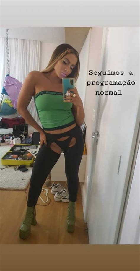 SBT TV Ousada Anitta usa calça sensual e deixa bumbum à mostra
