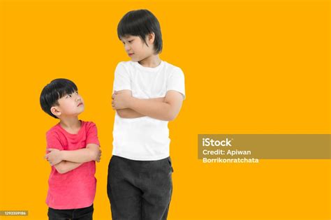 어린 아이 소년과 키가 큰 아이 소년 서 팔 교차 하 고 찾고 얼굴 대조에 대한 스톡 사진 및 기타 이미지 대조 아이