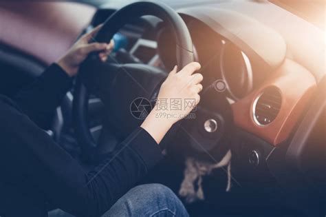 美丽的亚洲女在路上驾车旅行时笑高清图片下载 正版图片502537112 摄图网