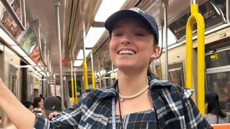 Larissa Manoela passeia por NY de metrô e posa bolsa de R 13 mil