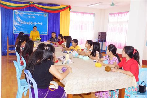 ဒက္ခိဏခရိုင်ရုံး လူထုအခြေပြုဗဟိုဌာန Community Centre ခန်းမ၌ အခြေခံချည်ထိုးနည်း သင်တန်းဖွင့်လှစ