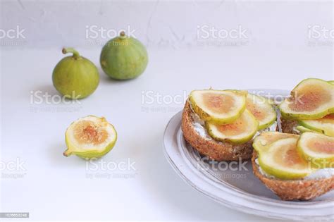 신선한 녹색 무화과 샌드위치 Canapes 회색 소박한 접시 전체 곡물 빵 염소 치즈 건강 한 먹는 개념 전채 격리 된 복사본
