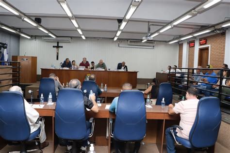 Câmara aumenta salário de prefeito vice secretários e vereadores em